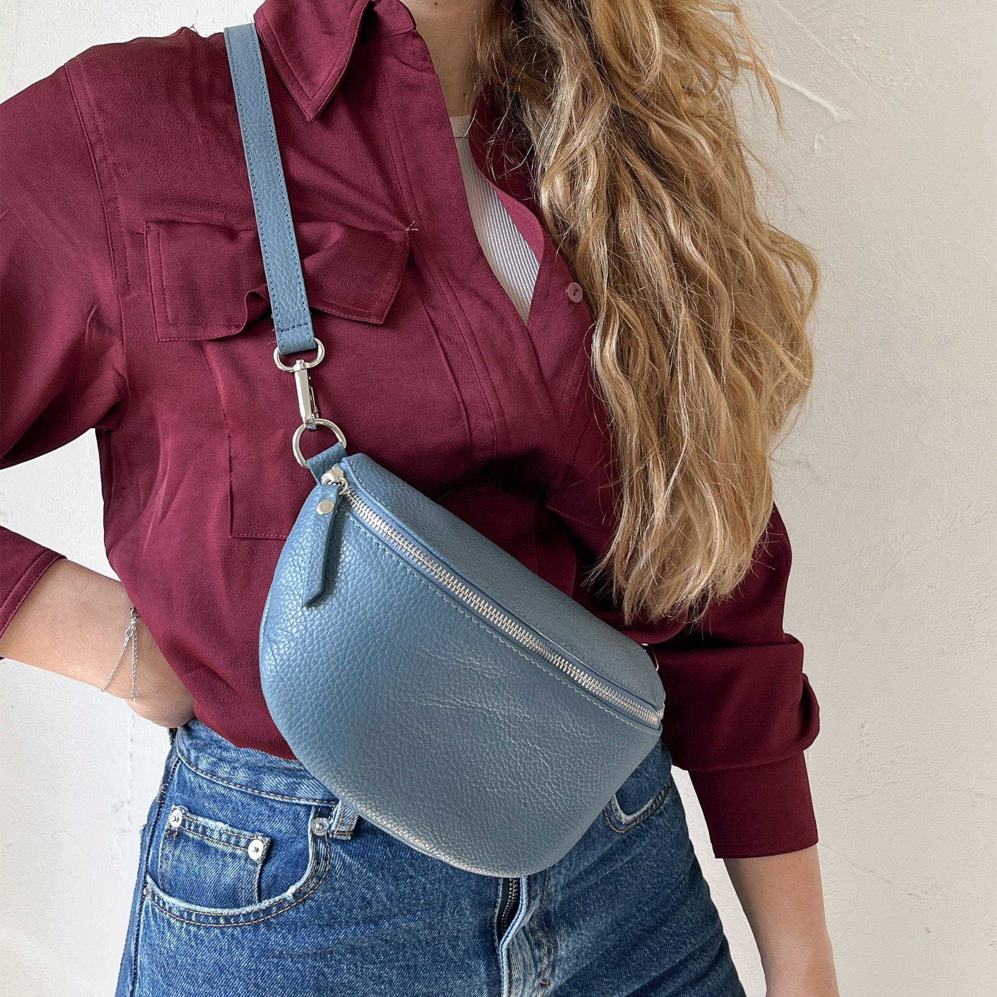 lePelou Damen Leder Bauchtasche blau mit wechselbarem Gurt